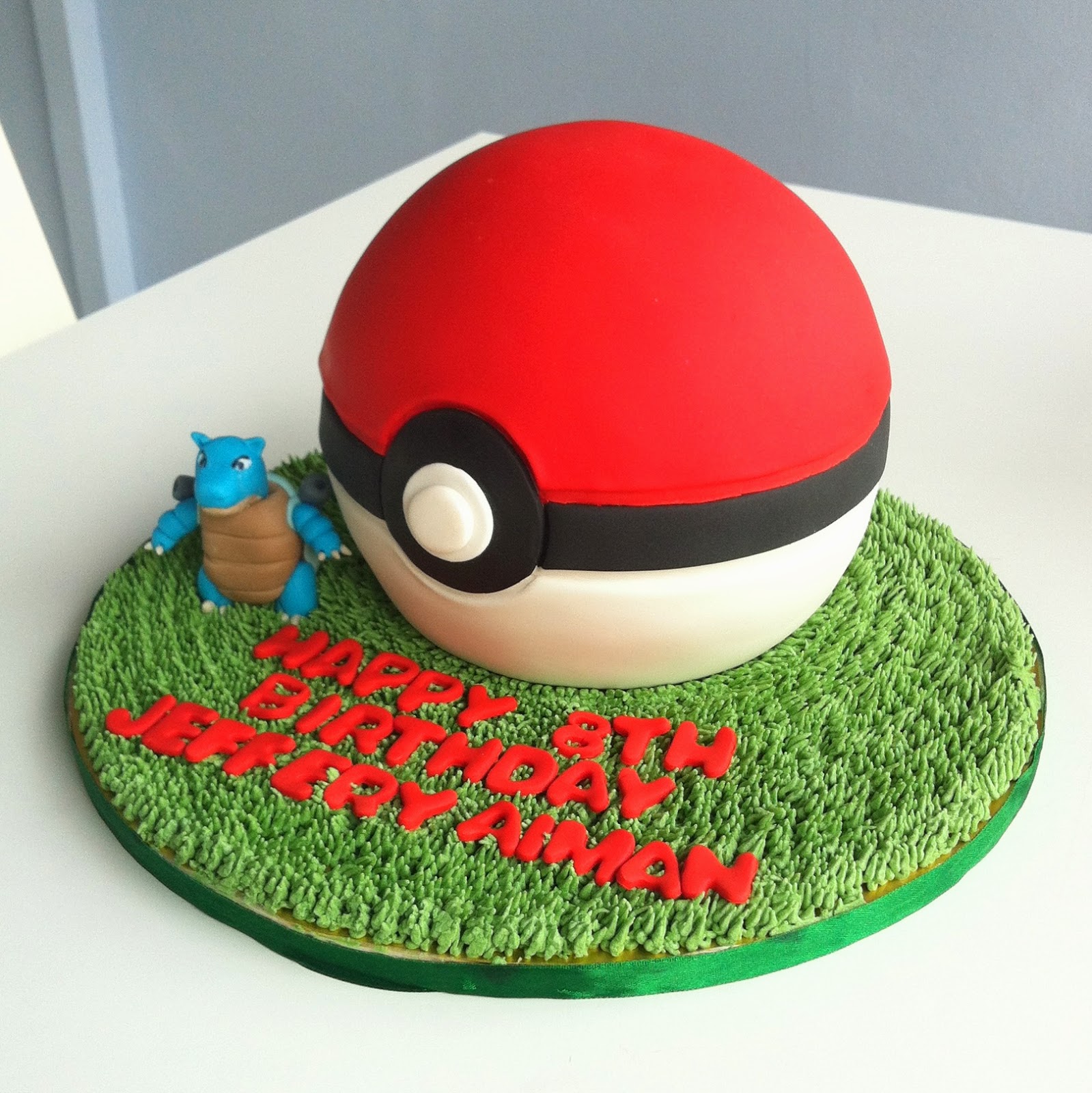 TeaRoom by Bel Jee: Pokeball Cake
