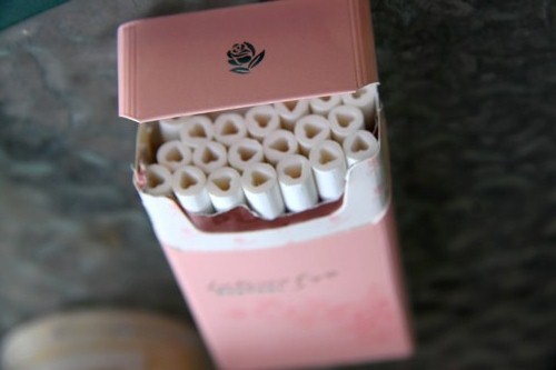 Fashionable Sparkle: La Rose Menthol Cigarrettes