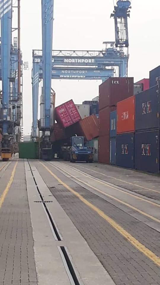 Kecelakaan Crane Container Putus Menimpa Truk Scania - LAPAK MOBIL DAN ...