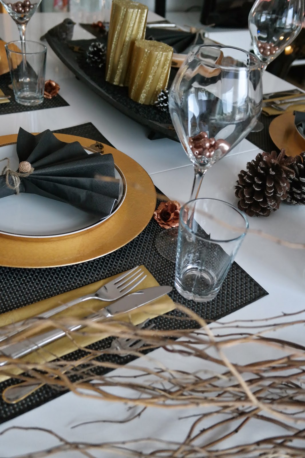 Karilotte - la fashionista: Tips til borddekking i gull og svart