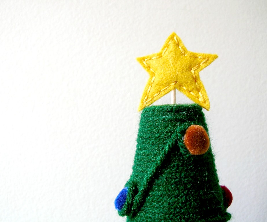 ORDINARY MOMMY DESIGN: DIY Christmas Yarn Tree Tutorial.
