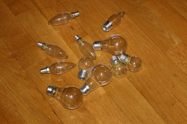 DIY Decor: Lightbulbs Vertical Garden - SUGAR LANE