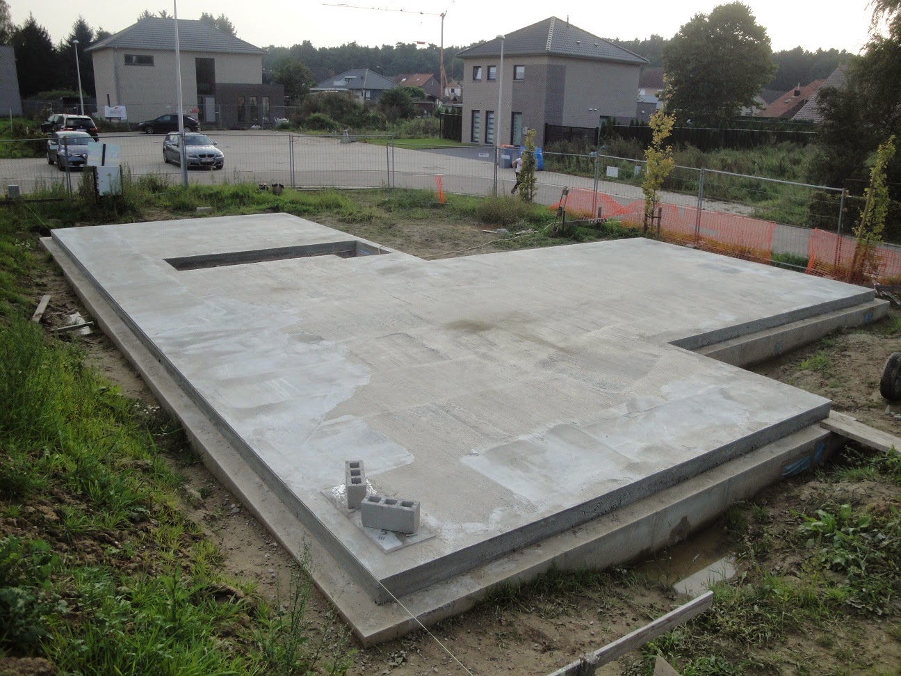 Kramershof 5: Kelder: Betonplaat ontkist.