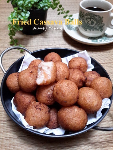 Aunty Young（安迪漾）: 炸木薯球 (Fried Tapioca/Cassava Balls )