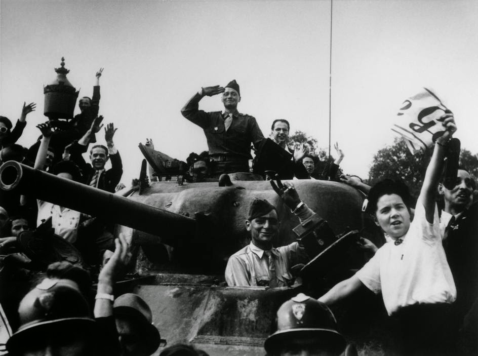 20 Incredible Photographs of France Taken by Robert Capa During World ...