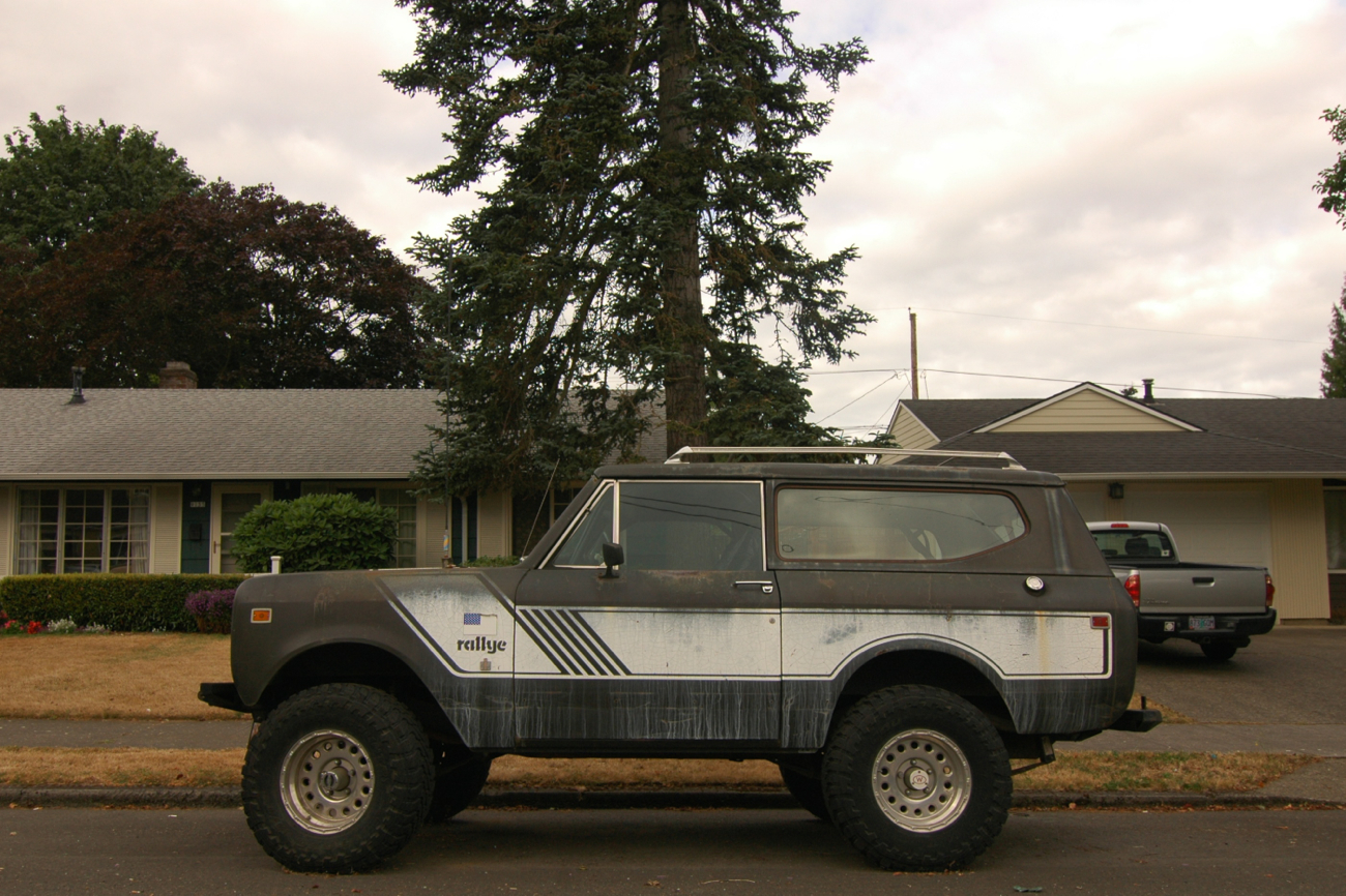 OLD PARKED CARS.: 1977 International-Harvester Scout II Rallye.