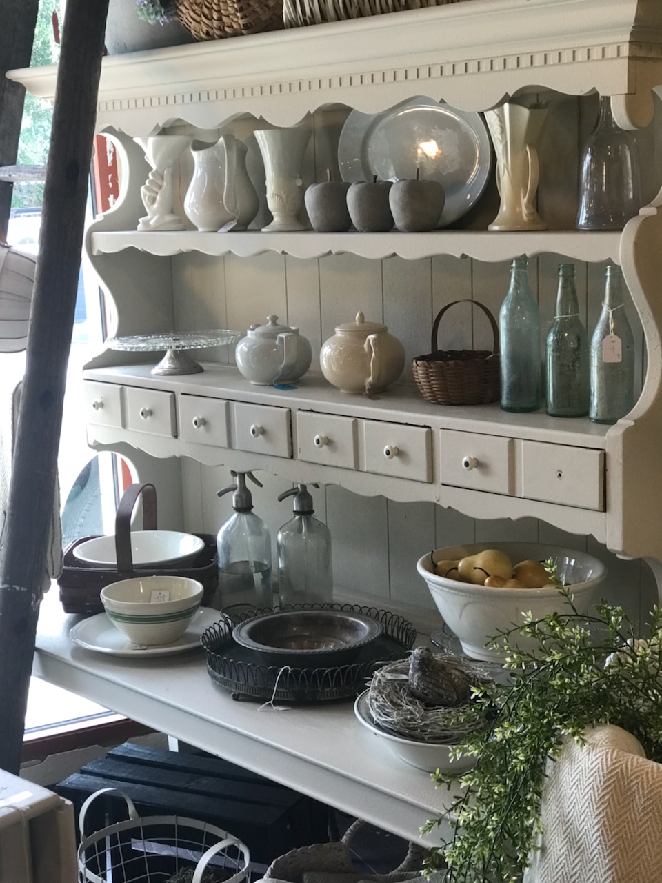 Country Primitives Vintage Market & The French Hen