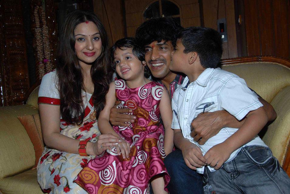 Kannada Actor Upendra Family Photos | Kannada Actor Upendra Real-Life ...