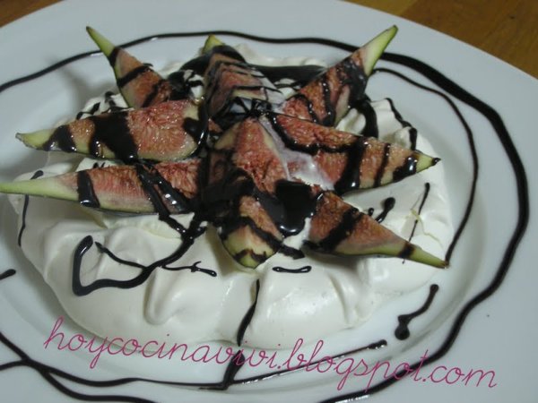 Hoy cocina Vivi: Pavlova rellena de brevas con hilos de chocolate ...
