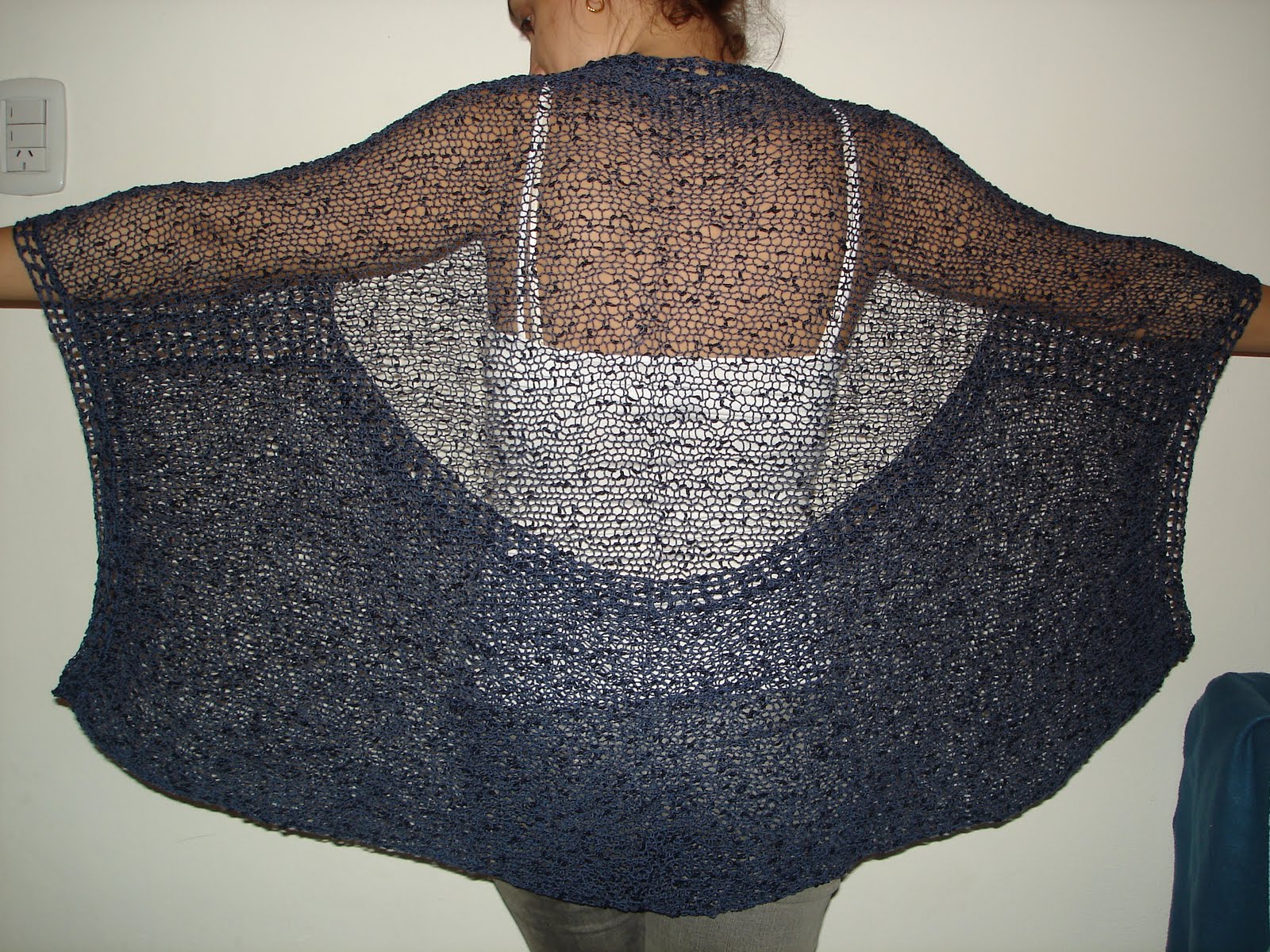 Caro Bona Tejidos: Chall con mangas Boutone Azul marino