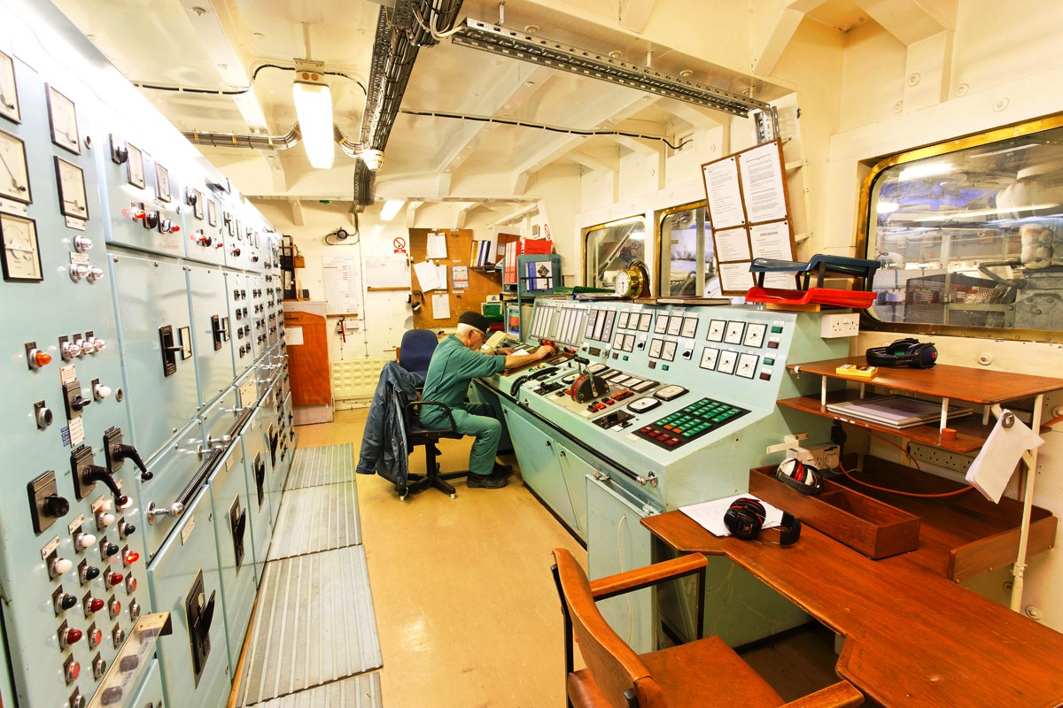 Melaksanakan Tugas Jaga Mesin Dikapal - Dimensi pelaut