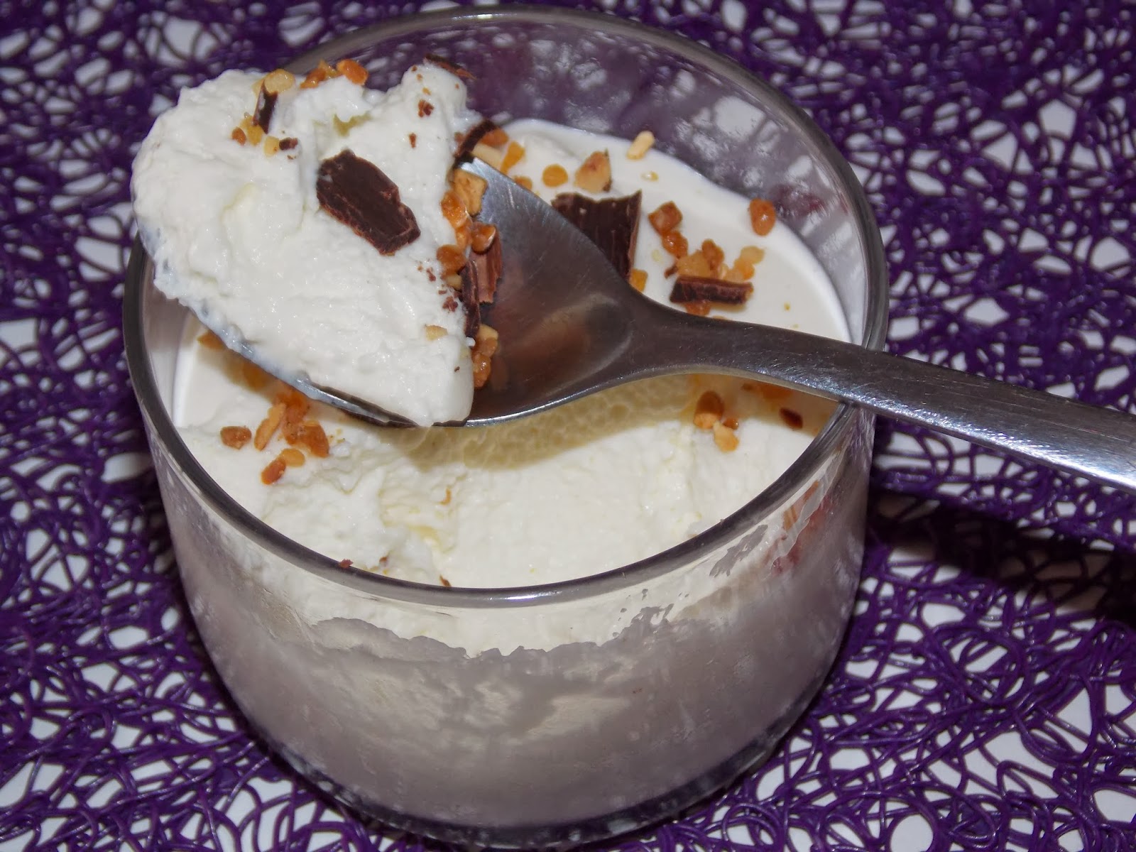 MOUSSE AU CHOCOLAT BLANC AUX COPEAUX DE CHOCOLAT NOIR ET PRALIN HACHE