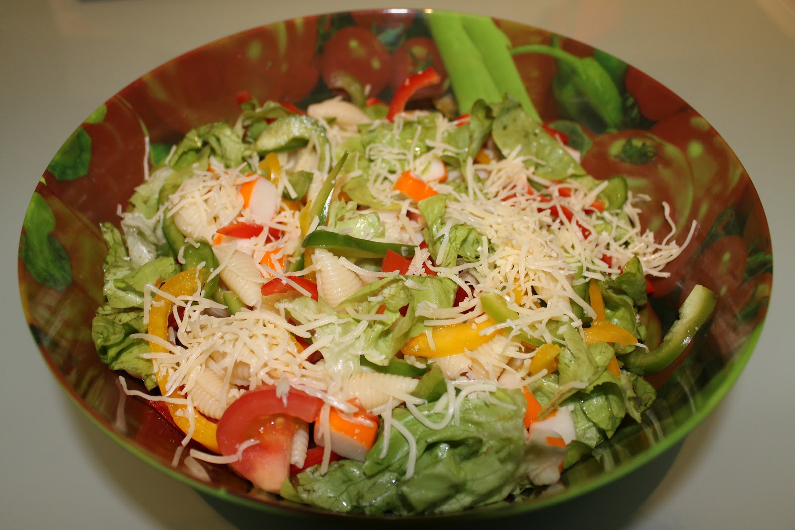 Uma pitada de sal, duas de carinho...: Salada de pimentos e delícias do mar