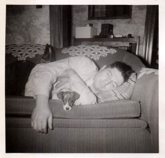 26 Old Snapshots Capture People Napping on Their Couches ~ Vintage Everyday