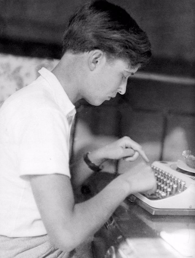 Before Computer: Here Is What People Worked With Their Typewriters in ...