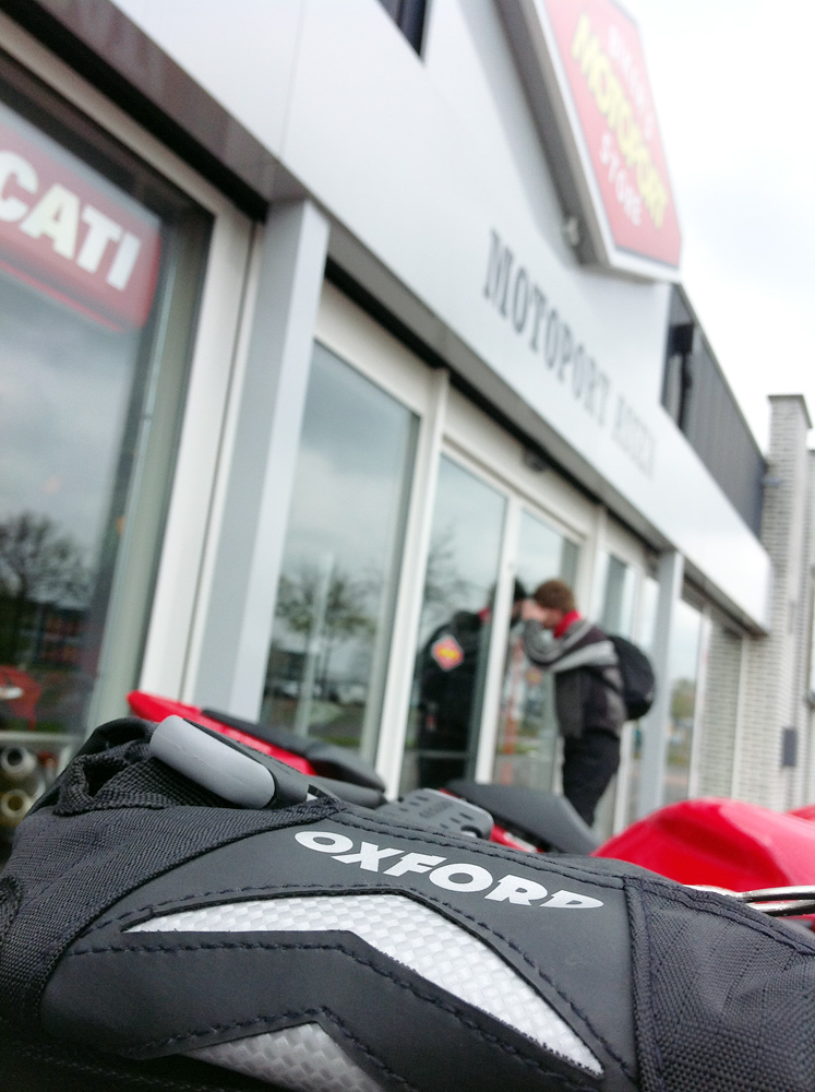 Oxford Roll Top RT15 Waterproof Luggage Review - Momentum Blog