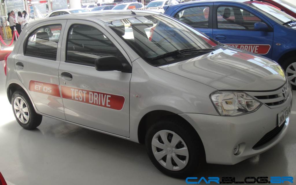 Etios Hatch X (versão básica): preço, fotos, consumo e ficha técnica