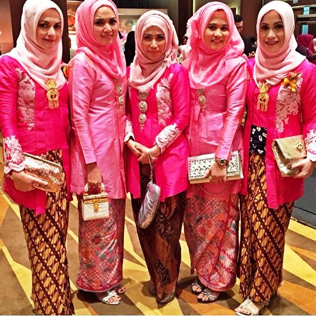 Medan 50 Model Kebaya Polos Modern Terpopuler 2019 - Biaya Bangun Rumah ...