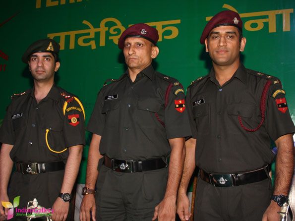 India captain MS Dhoni joins Territorial Army as Lt Colonel - Celebrity ...