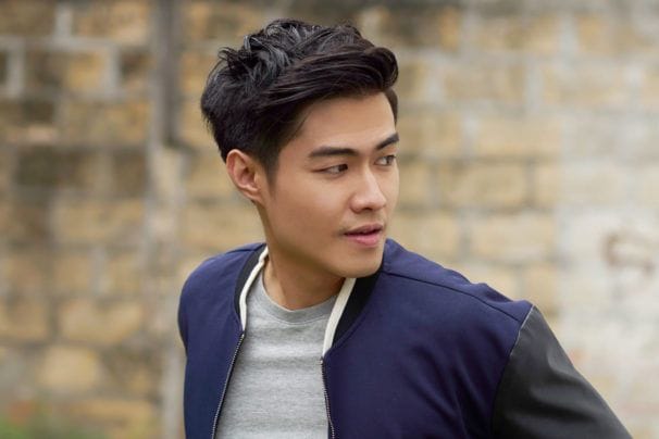 Tampil keren dengan model rambut belah samping untuk pria