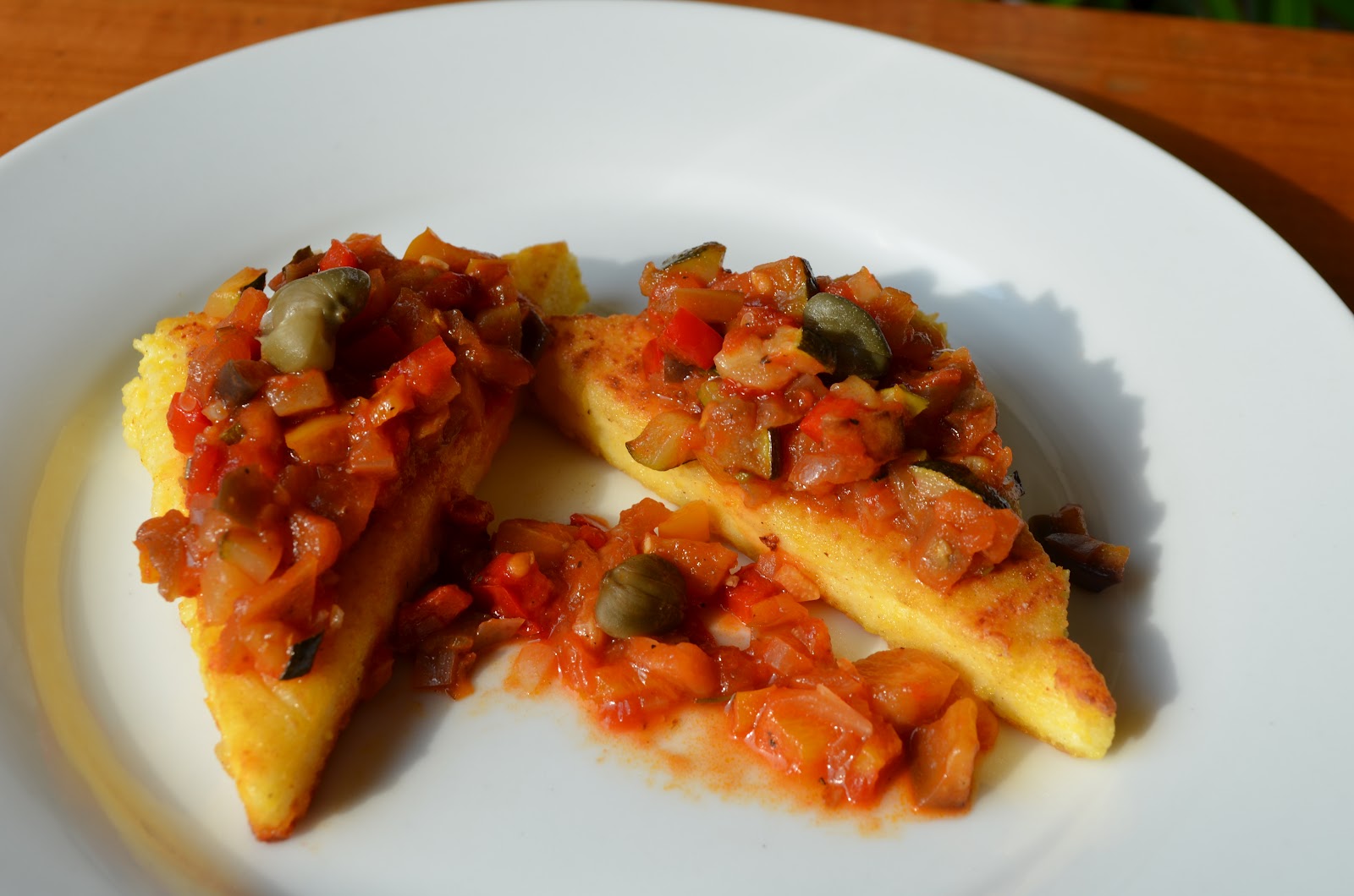 Miri's Kitchen: Polentaschnitten mit Ratatouille und Kapern