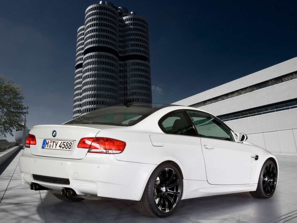 Download besplatne pozadine 1024x768: Bijeli automobil BMW M3