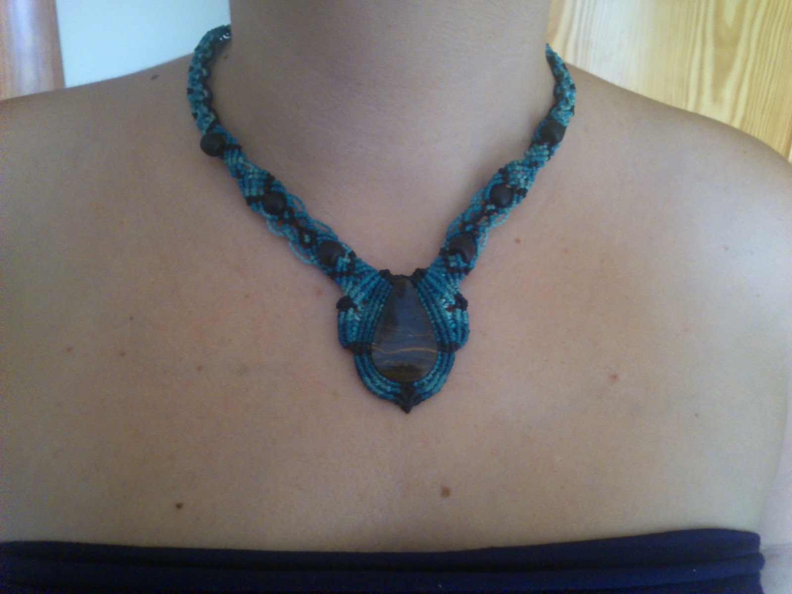 Imaginacción: collares de macramé con piedra engarzada