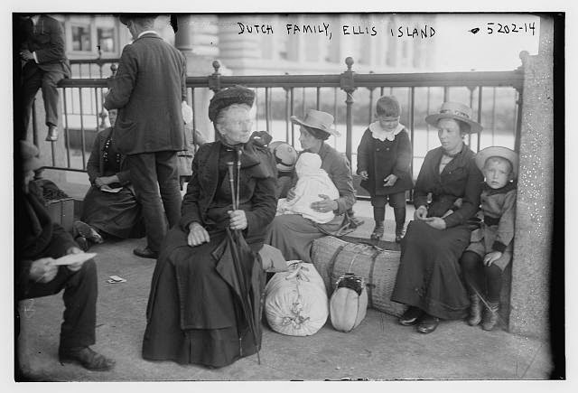 41 Rare Vintage Photographs of Ellis Island Immigration in the Early ...