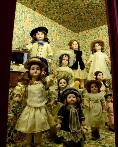 A Través del Uniberto: Las muñecas y sus formas de contarnos el pasado