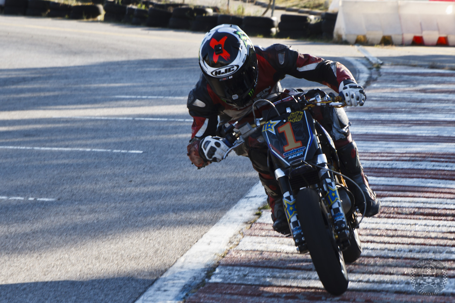 Cafe Racer Attitude: Pit Bike en circuito
