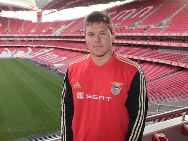 João Ribeiro alvo de nova homenagem, agora realizada pelo seu clube, SL ...