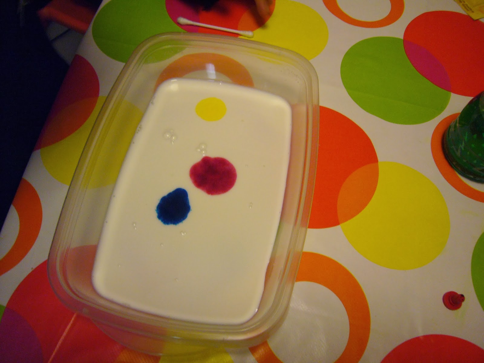 La ciencia es "nosotros": Color changing milk