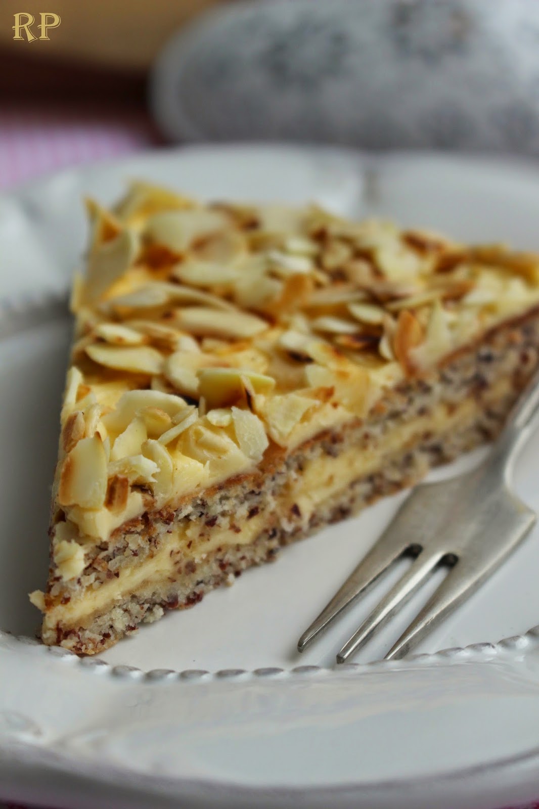 Różowa Patera: Torcik migdałowy