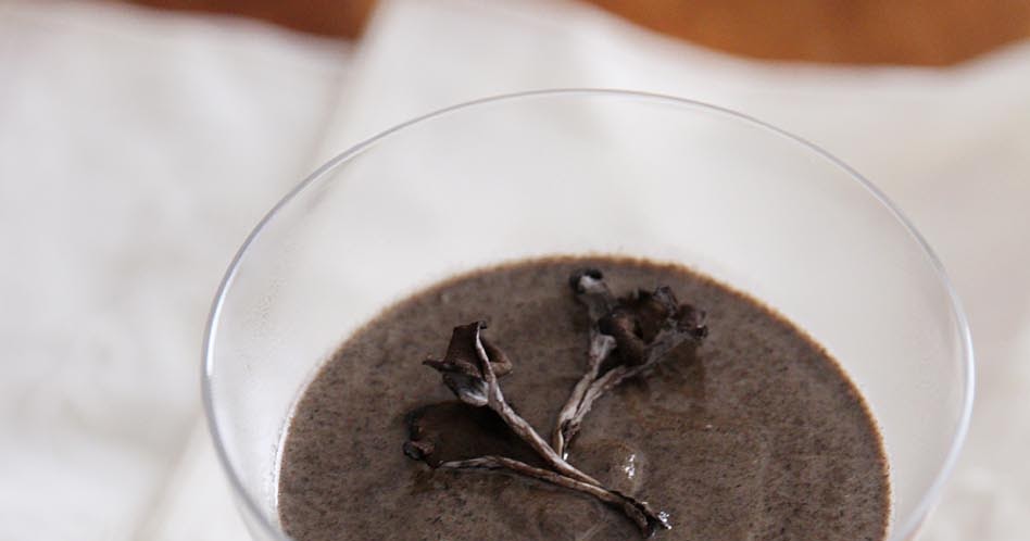 SILLÄ SIPULI: Mustatorvisienikeitto