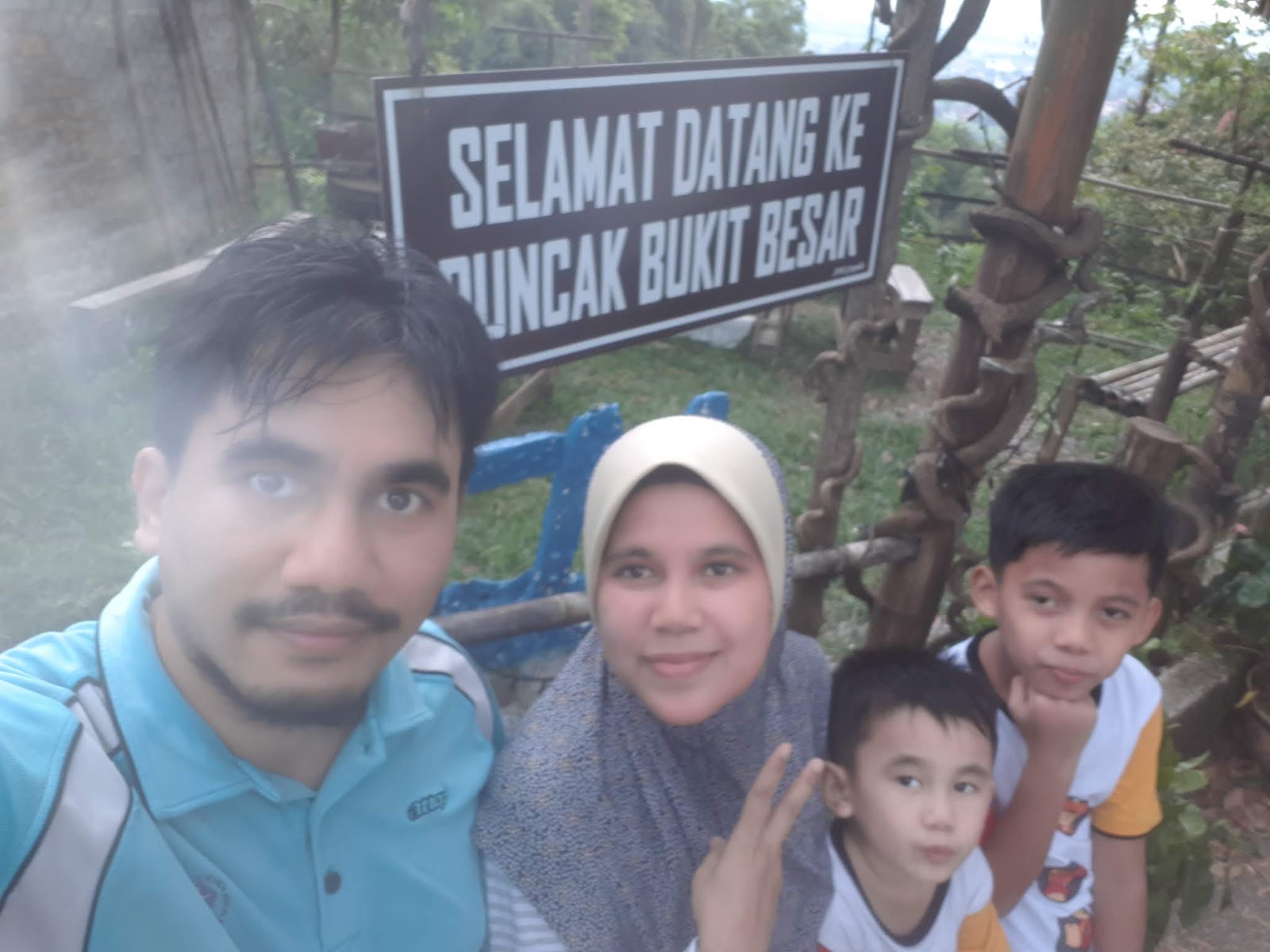 Kali Pertama Satu Keluarga Berjoging Menawan Puncak Bukit Besar