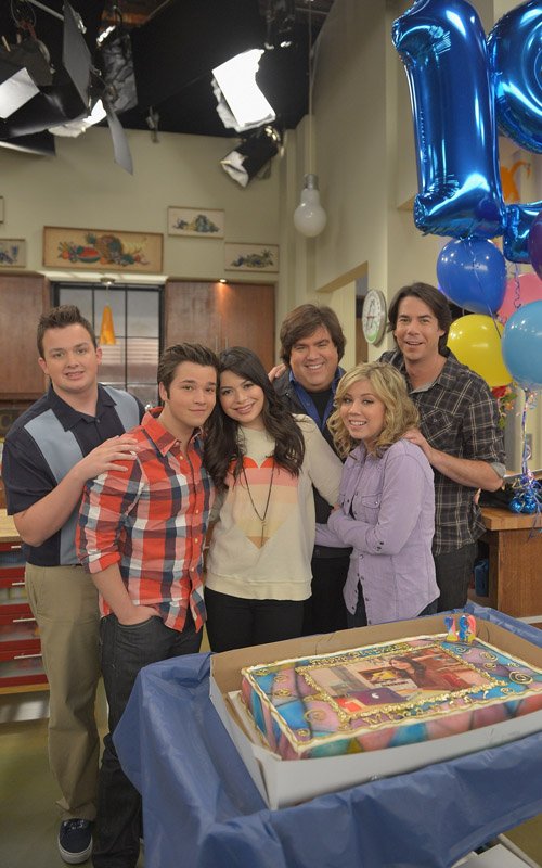iCarly: Miranda Cosgrove Celebra su cumpleñoas en el set de iCarly