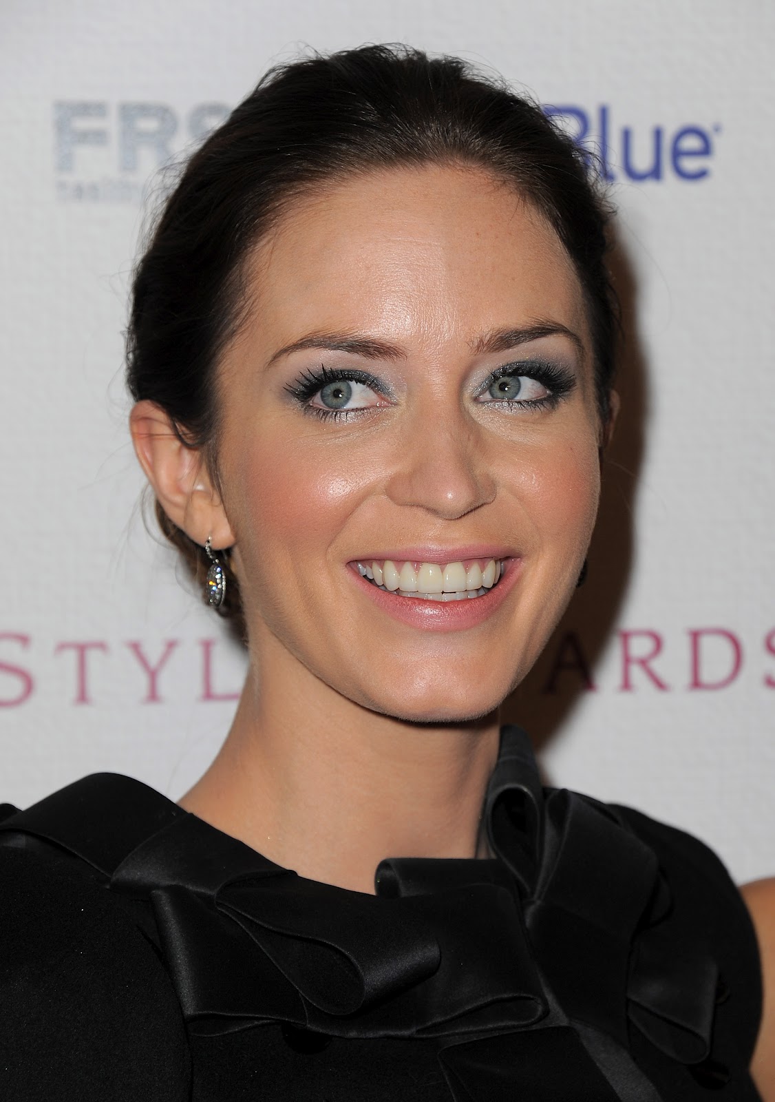 Hot Photos Celebrity: English Actress Emily Blunt Hairstyle