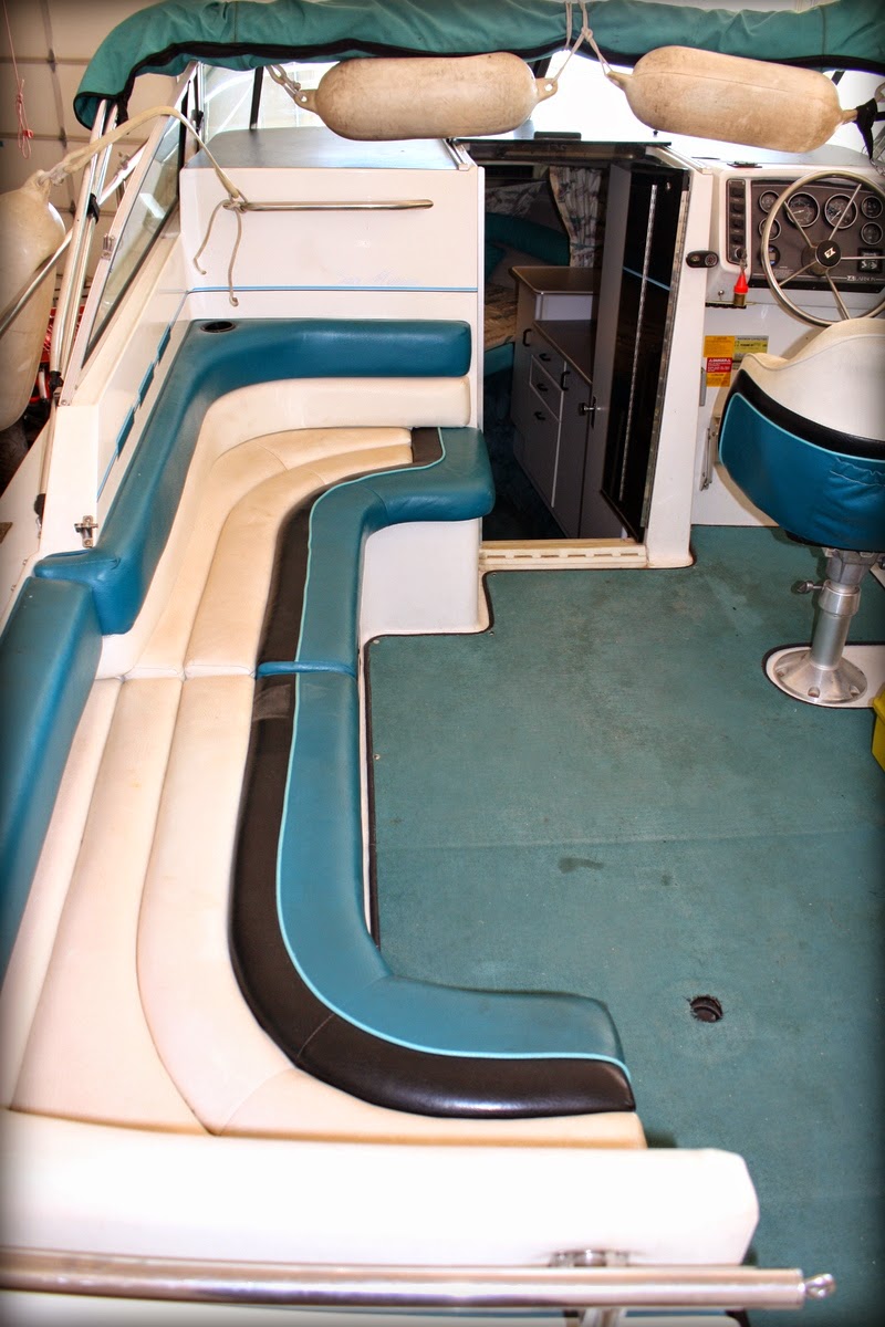 FOR SALE : 1990 25 Ft. Larson Boat San Marino Cuddy Cabin Stored INDOORS