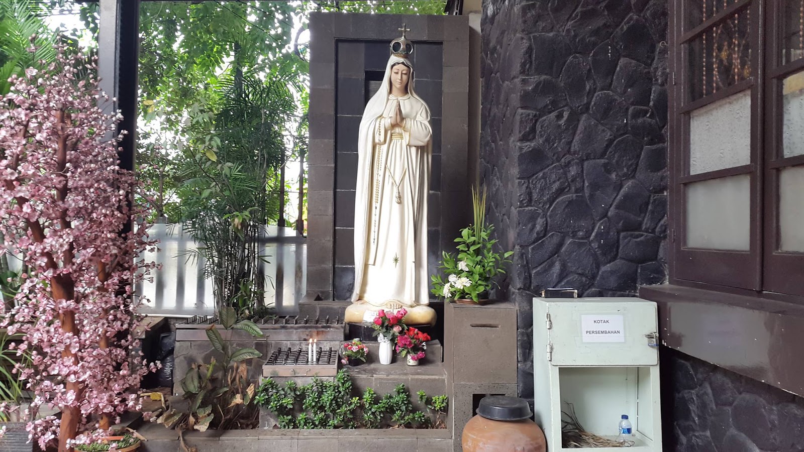 Gua Maria Gereja Katolik St. Antonius Padua, Bidaracina, Jakarta Timur ...
