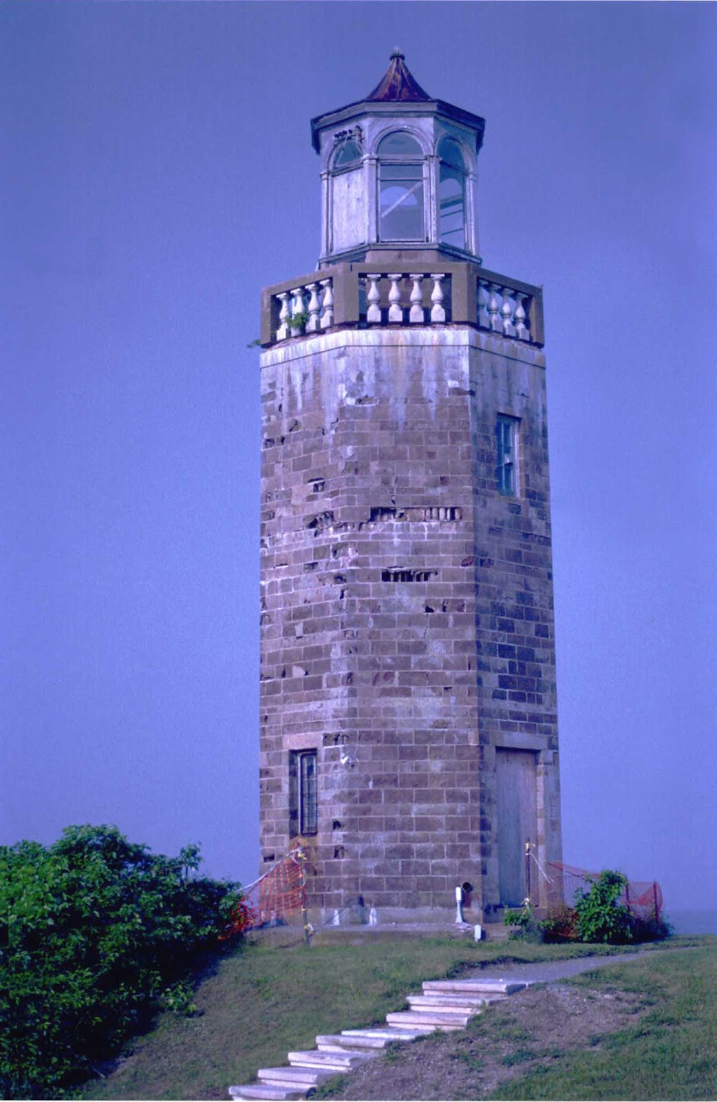 Tour America's History: Avery Point Lighthouse