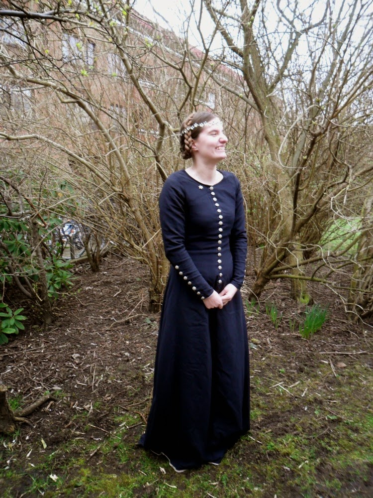 Eva's historical costuming blog: Two fitted dresses from the mid-14th ...