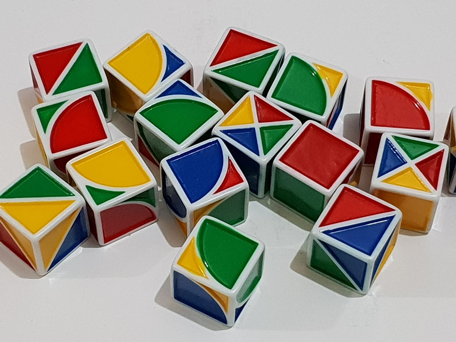 מגוון לצרכן : משחק חדש ומאתגר של חברת גאוני בשם Pixie Cubes