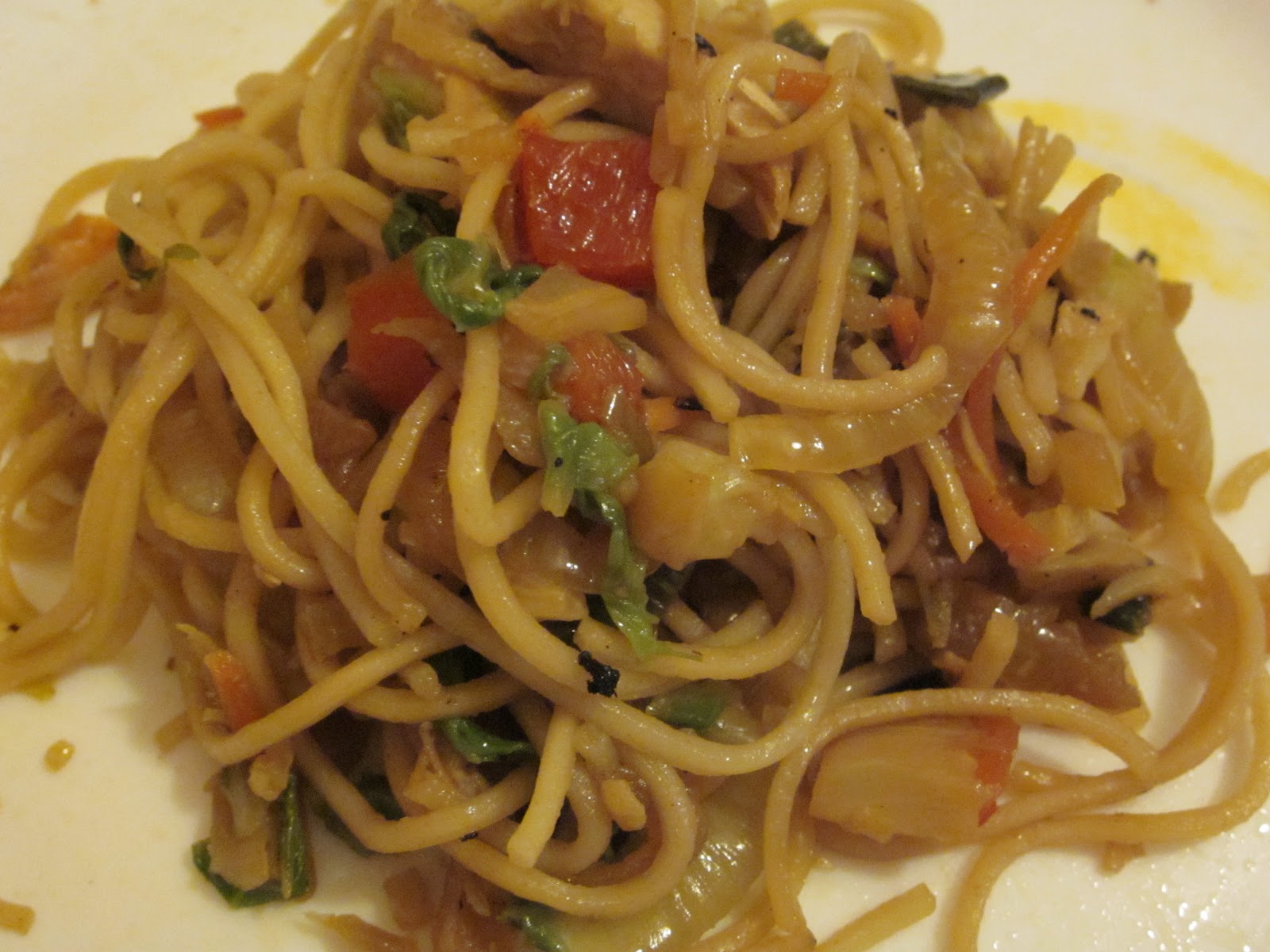 Groselha Vermelha: Massa Chinesa com Frango e Legumes