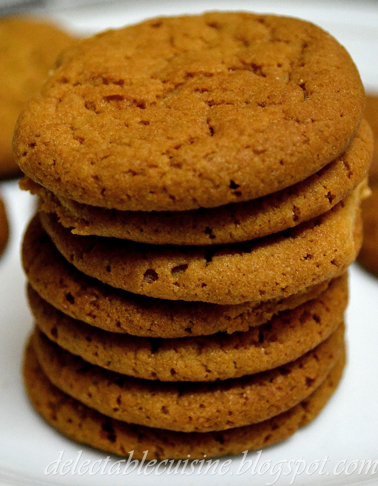 DELECTABLE CUISINE: Traditional Gingernut Biscuit
