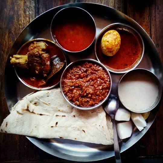 कोल्हापुरी तांबडा पांढरा रस्सा - Kolhapuri Tambda Pandhara ~ जेवण ...