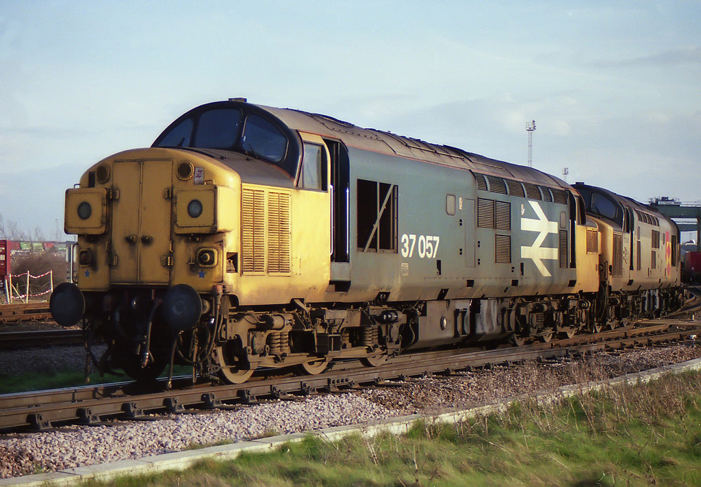 Voie de Débord: Narrow Lane : La class 37057 "Viking" arrive à Narrow ...