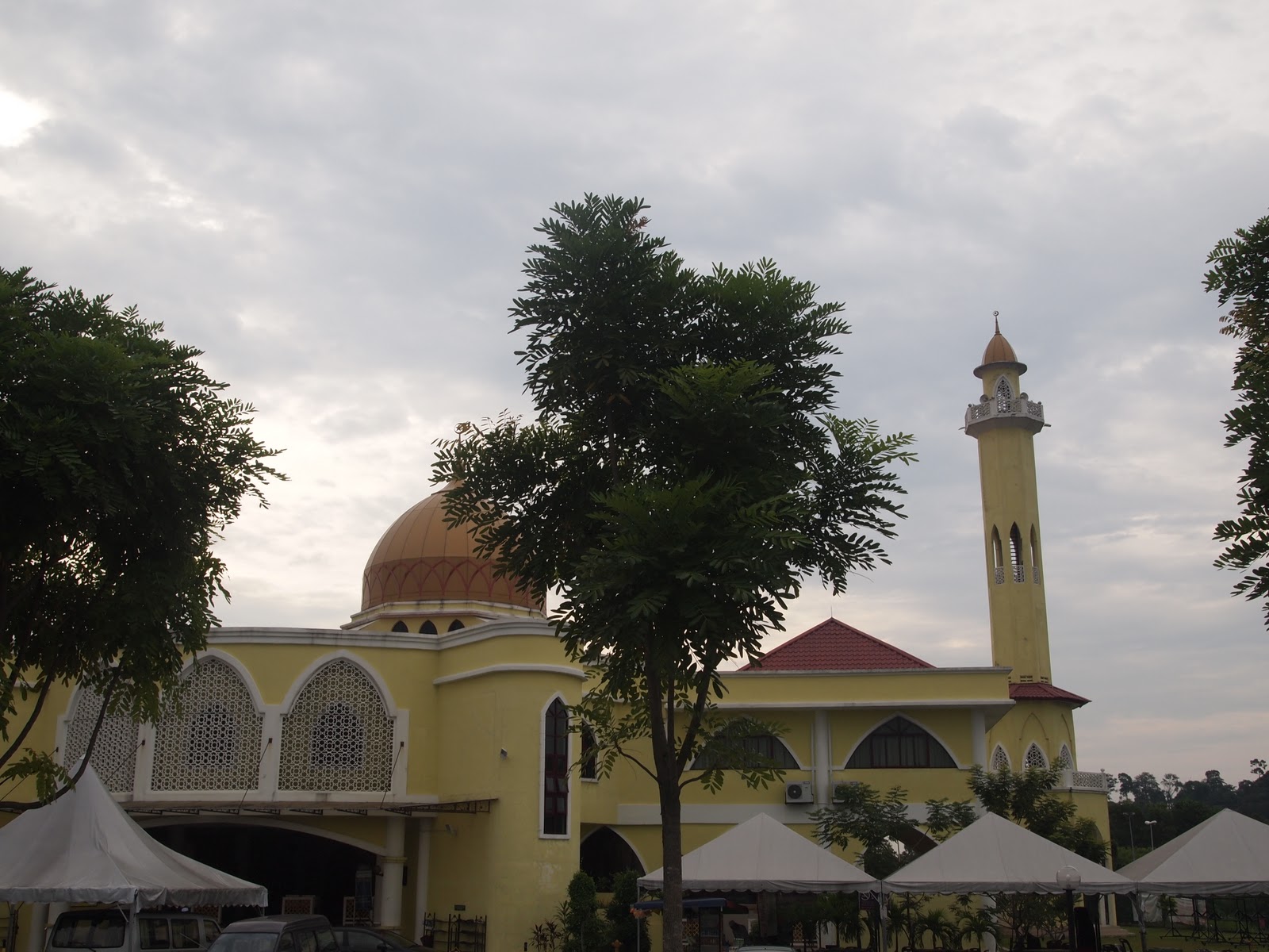 masjid kuning kota damansara - Austin Bailey