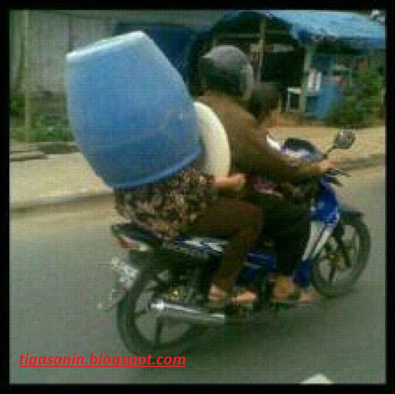 foto lucu naik motor