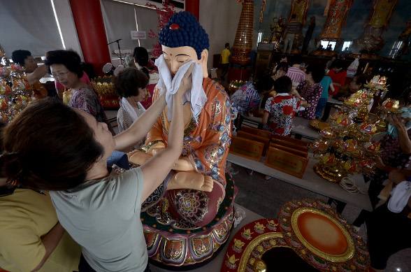 TRADISI MEMBERSIHKAN ALTAR DAN RUPANG BUDDHA, BODHISATTVA DAN PARA DEWA ...