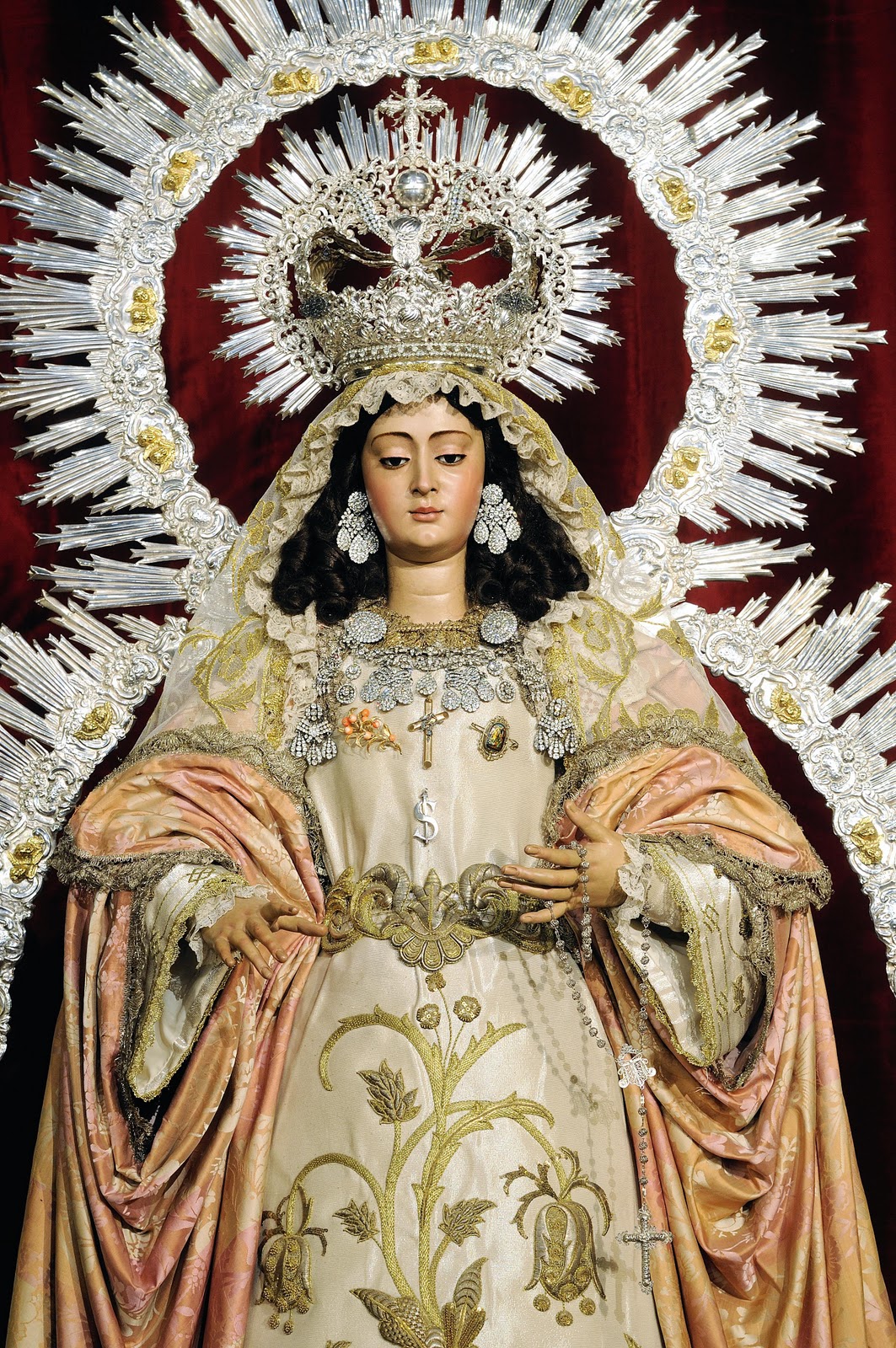 SEVILLA A TRAVES DE UN OBJETIVO: BESAMANOS A LA VIRGEN DE LA ENCARNACION